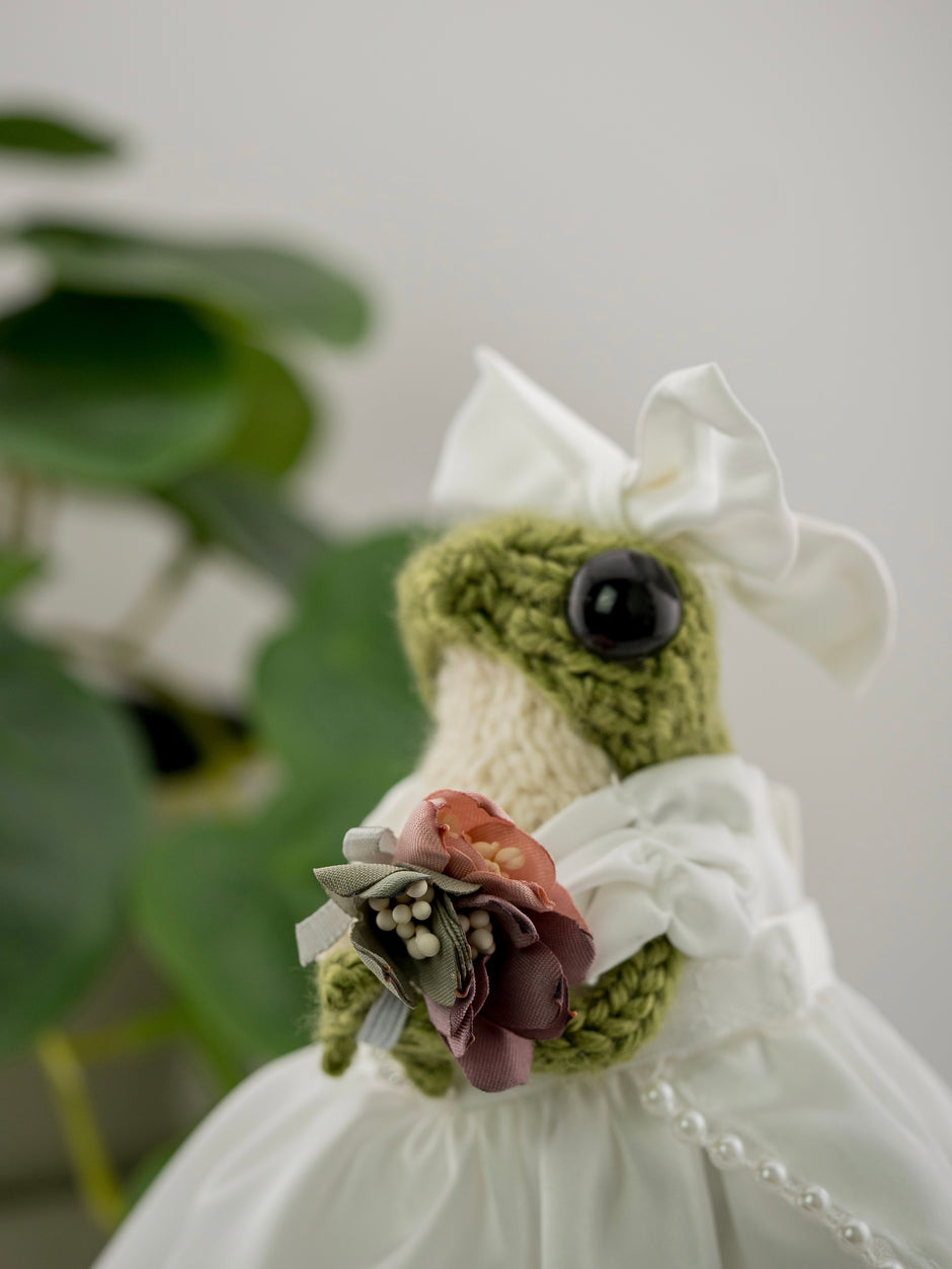 NATA VLADI – Knitted Frogs & Cozy Collectibles